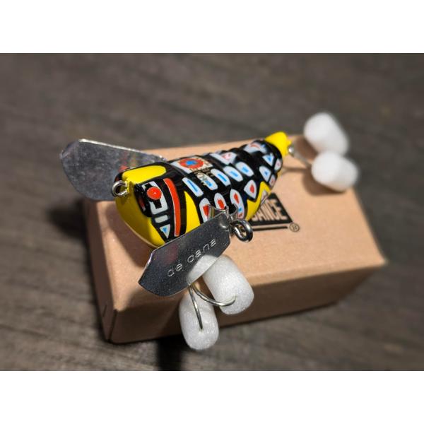 ■約48mm　■約10g　■発泡素材　■2024年NEWモデル・THIN WING（薄型羽根）仕様　　　　名作クローラーベイト「デカダンストーイ」の小型バージョン。今回は新作のデカーナ用THIN WINGを搭載してあります。もともとデカーナ...