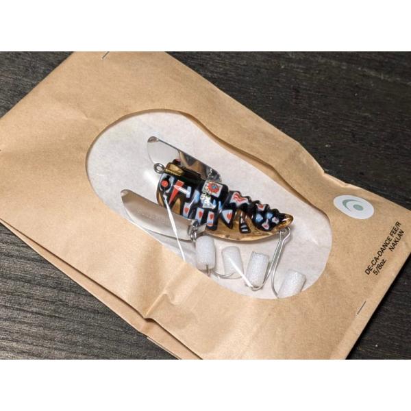 ■約ボディ63mm　■約17g　■ラトル入り　■プラ製　　　【　メーカーコメント：quiet funk を代表するプラグ『DE-CA-DANCE』のプラスティック版『FEE』モデルと『NAKISURF30周年』を記念するNAKIカラーのコラ...