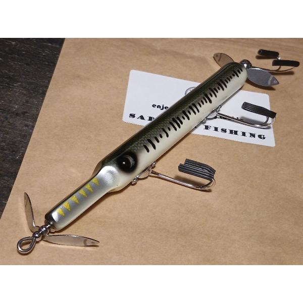 ■150mm　■約21g　■ウッド製　■made in Japan　　　　　第2回スウェルバットフェスタで先行販売された、2026年新作のプロップベイト。レギュラー販売前に、当店にも少し分けて頂きました。　ルアー名（Mr.724）の由来は、...