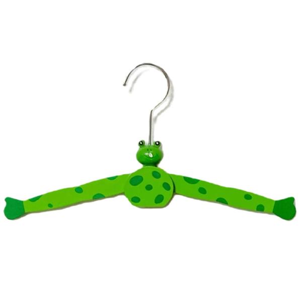 カエル好きにはたまらない！緑が映えるカエルちゃんの折りたたみハンガーです。サイズ使用時：幅約29cm×高さ約15cm×厚み約2.5cm折りたたみ時：幅約14cm×高さ約15cm×厚み約2.5cm材質：木製（フック：スチール）掲載写真と実物で...