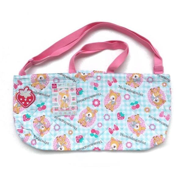 ハミングミントの可愛い絵柄が全面に入った、ふわふわ中綿キルトの鍵盤ハーモニカバッグ。肩掛けできるショルダー紐付き中身が飛び出さないフラップ付きめくれるお名前ワッペン付き色：ミントグリーンサイズ：約H220mm×W535mm×D70mm素材表...