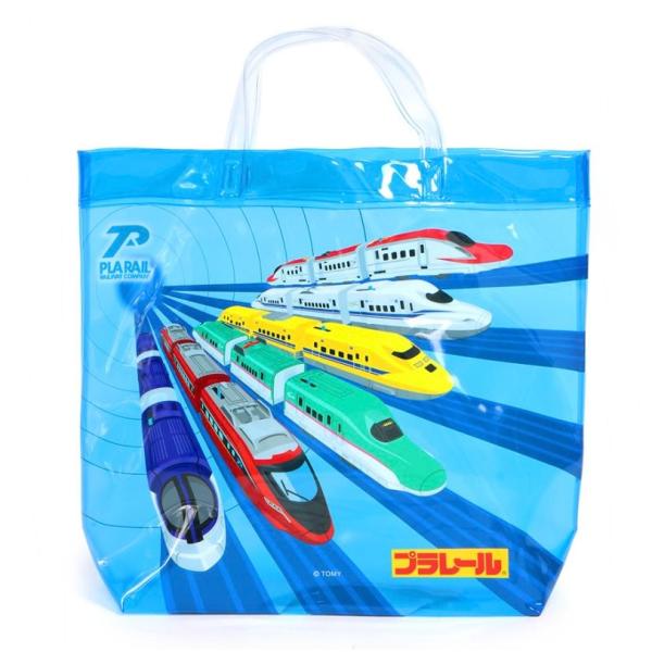プラレールの角型ビーチバッグ。サイズ：約横36cm×縦29cm×マチ10cm素材：塩化ビニル日本製掲載写真と実物では多少色合い等が異なって見える場合がございますので、予めご了承ください。こちらの商品は折り畳んで梱包致します。日本郵便クリック...