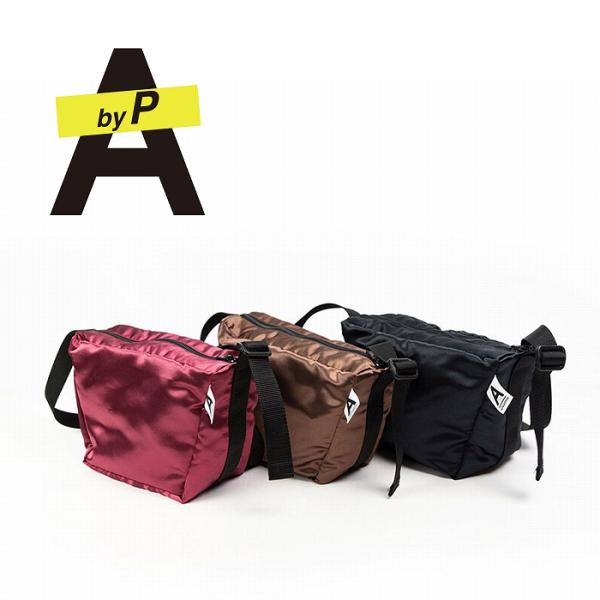 ナイロン素材で手軽さが魅力的なサコッシュです。Color : RED / BROWN / BLACKSize : 縦16cm/横25cm/マチ13cm/持ち手調節可能素材 : POLYESTER 100％￥7,000（+TAX)