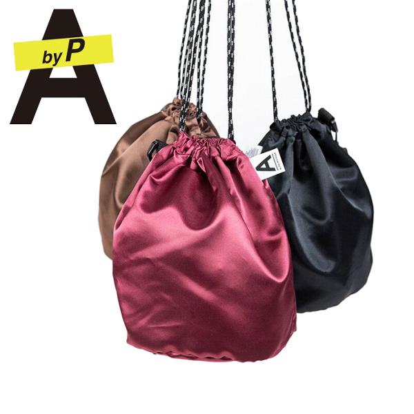 ナイロンの巾着バッグでお洒落感を演出できます。Color : RED / BROWN / BLACKSize : 縦25cm/横29cm/ストラップ20cm素材 : POLYESTER 100％￥8,000（+TAX)