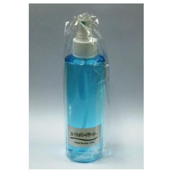 フュージングの前にガラスを拭くことで失透を防ぎます。スプレーでガラス面に吹き付け、布できれいに拭き取ります。