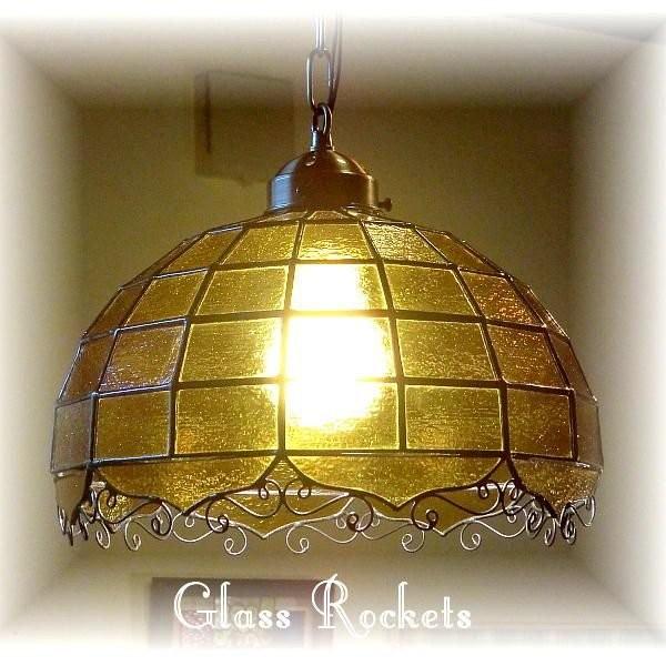 ・アメリカのステンドグラス用ガラスメーカーのガラスを使って工房GlassRocketsが制作した品質確かな日本製です。・本体は１６面体で、アンバー色のクリアー系ガラスを使用しています。 ・直径３０センチ・高さ１７センチ  ・E17 60w白...