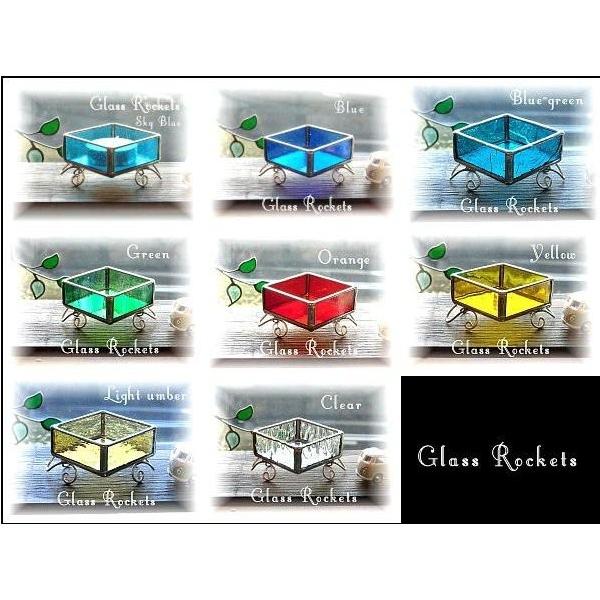 ★ステンドグラス キャンドル ホルダー 鉢受け ギフト・小さなサイズのキャンドルホルダーです。・写真のように鉢受けとしてもご使用頂けます。・本体サイズ：幅約5.5x5.5cm：高さ4cm ・キャンドル１個付き（鉢植えは付属しません。）・色は...