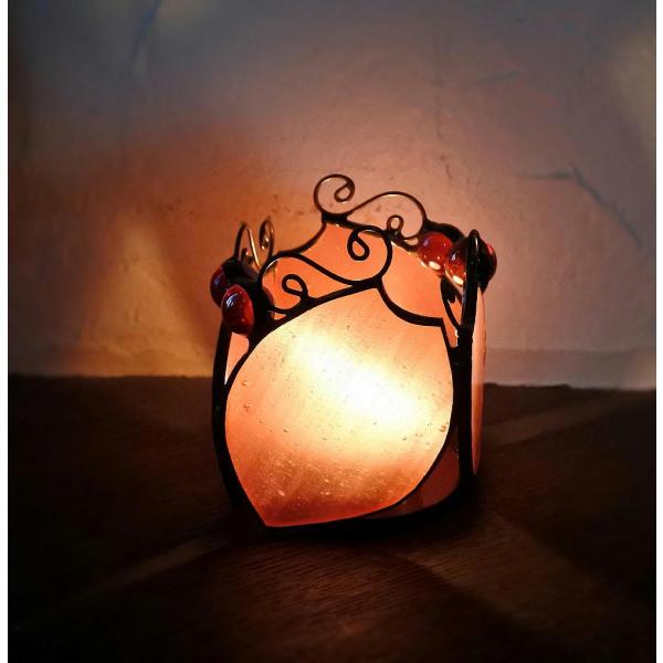 ・ 桜のステンドグラス キャンドル ホルダー ギフト・作品は桜の花びらをイメージして制作したステンドグラスのキャンドルホルダーです。・本体サイズ：幅約8cm：高さ約7cm :奥行約7cm・通常のティーキャンドル１個付・受注制作となり、お届け...