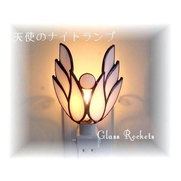 ・天使をモチーフにしたステンドグラスのコンセントランプです。・壁のコンセントに差し込んでご使用下さい。・本体裏側に付いたクルクルワイヤーのシルエットも壁に映ってお部屋を演出いたします。・本体色はホワイト虹色コーティングガラス・本体高さ11・...