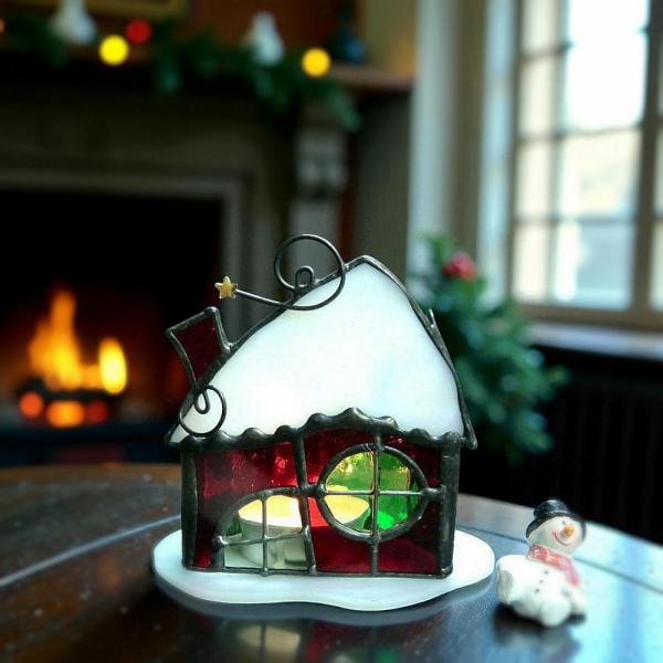 ・作品はステンドグラスのキャンドルランプです。・窓はアンバー色、ハウスは表は赤、裏側グリーンのガラスです。・金属部分はアンティークブラック。・本体サイズ：幅約7cm：奥行き5cm:高さ8cm ・ガラスの台座付き：横巾10cm:奥行き7.3c...