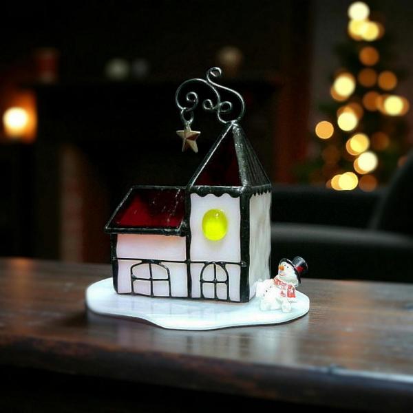 作品はステンドグラスのキャンドルランプです。・ＬＥＤキャンドル１個付き・台座ガラス付き：幅約13cm：奥行き10cm・本体サイズ：幅約8cm：奥行き5.5cm:高さ13cm 注：スノーマンの置物はディスプレイですので付属いたしません。100...