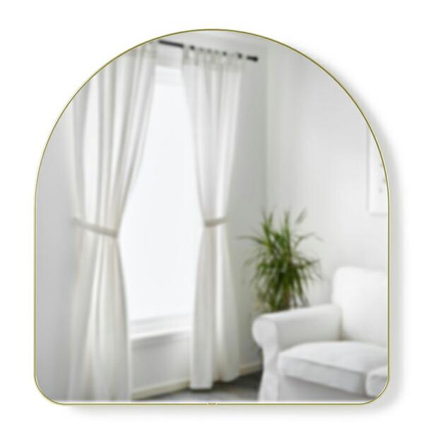 ・アーチタイプの姿見:縁が装飾的なメタリック調仕上げ、アーチ状の形状をしているため温かみのある印象を与えてくれます。・視覚効果:縁がゴールドで光を反射するため、ミラー部分が協調されるため視覚効果で広く感じることが出来るでしょうか。・壁の装飾...