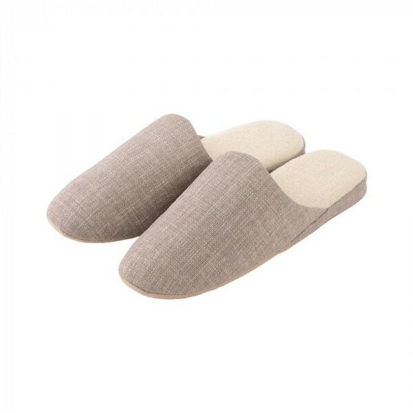 スマートなデザインで歩きやすく、歩く時の音がしにくいので安心。手洗いが出来るので清潔に長く使えます。【商品名】りぶはあと LIV HEART  ノーブルクラス　スリッパ M  シルバー 33332-81  【サイズ】23-24.5cm個装サ...