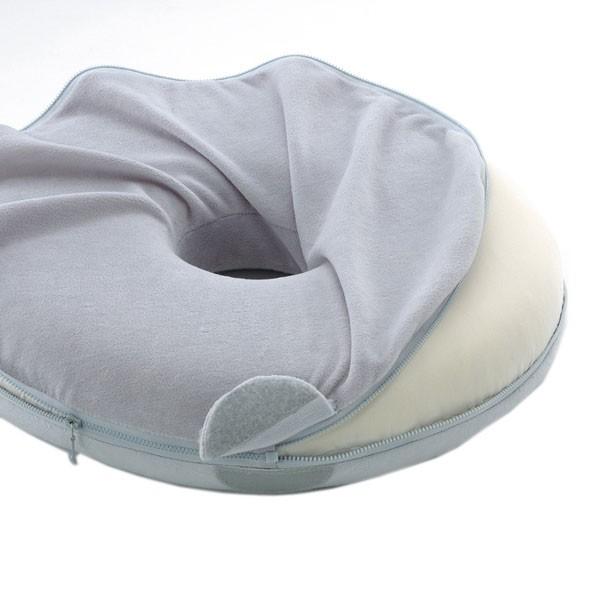 片面はマイヤー風でもう片面は綿・麻を使用したリバーシブルタイプのカバーです。夏はサラッと肌に心地よく冬はふんわりやわらかにお使いいただけます。お届けはカバーのみです。　【個装サイズ】22×20×3cm　【個装重量】120g　【仕様】洗濯可　...