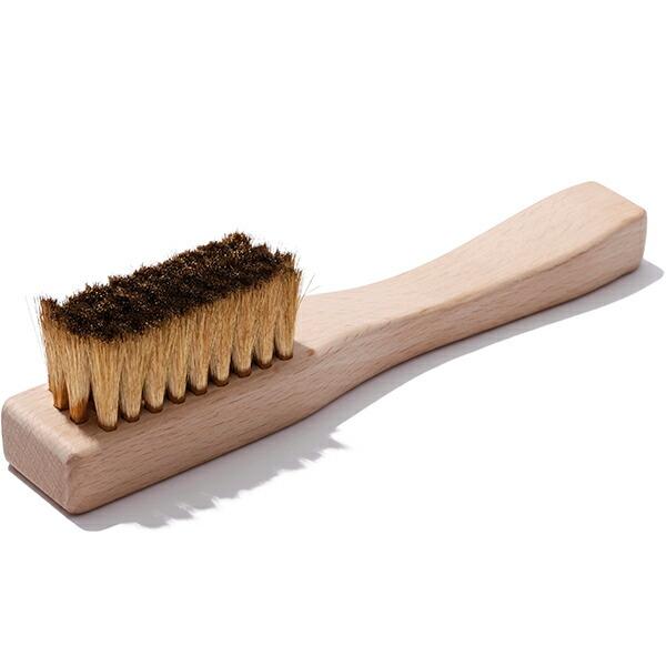 0.08mmの極細真鍮ワイヤーを高密度で植えることにより、起毛皮革を傷つけることなく隙間に溜まったホコリや泥汚れをしっかりと落とすことが出来ます。柄にはブナ材を使用し、適度な重量感がありますので、軽い力でブラッシングすることが出来ます。また...