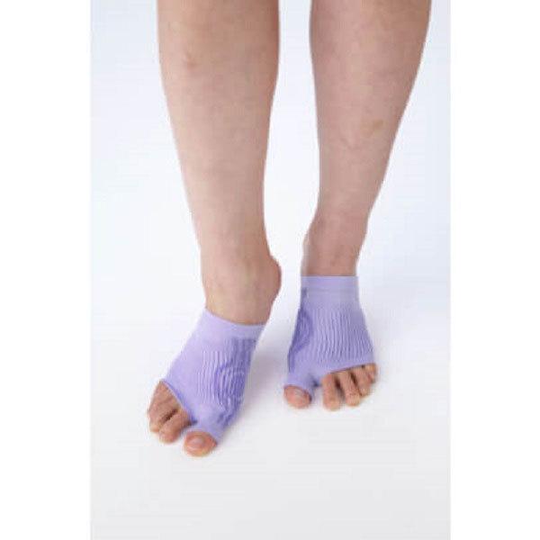 3段階立体着圧と伸縮シリコンゲルのWサポート！ 母指をふわっとひろゲ〜ル！つらい外反母趾はアーチの乱れが原因のひとつ。そんな外反母趾を3段階の立体着圧編みとサイドの伸縮シリコンでお休み中にWサポート。甲まわりをしっかりとホールドし内側にゆが...