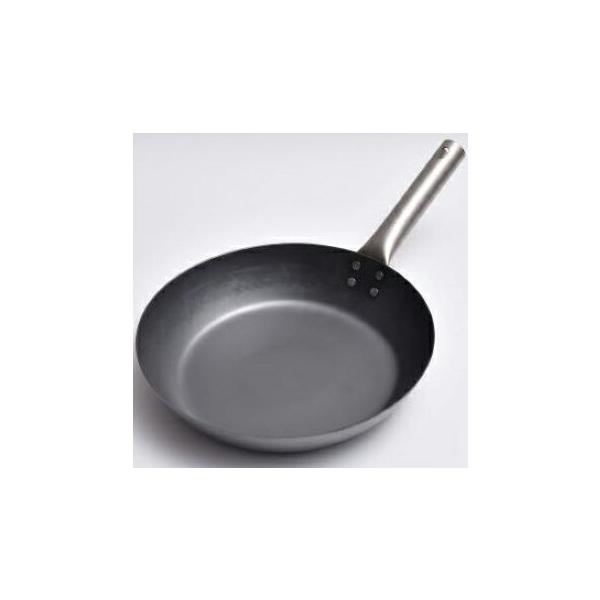 鉄のフライパンの良さはそのままに、さらに窒化加工を施しサビやすい欠点をなくしました。腐食しにくくサビにくいからお手入れ簡単です。ハンドルは軽くて熱くなりにくいチタン製。【HANAKO＋a(ハナコプラスエー)】打出しに窒化加工を施した世界初の...