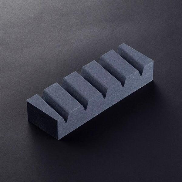 砥石の面が平らでないと効率よく包丁を研ぐ事はできません。使用後の砥石の面には凸凹ができてしまうため、継続的に研ぎ直しする際に必要な砥石のメンテナンスアイテムです。【材質】黒色炭化ケイ素（#220）【サイズ詳細】本体サイズ：174×59×32...