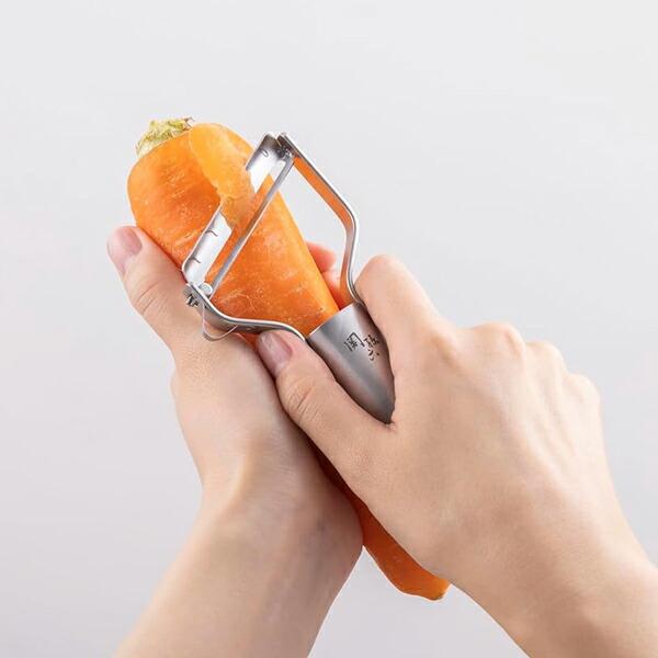 ・食器洗浄機や食器乾燥機対応で清潔に使えるオールステンレス製。・刃付角度、刃の設置角度に徹底的なこだわり。・軽い力で薄く剥ける。・しっかり握れる優しい手当たりのハンドル形状。・コンパクトなサイズ。【材質】刃部：ステンレス鋼、フレーム：18-...