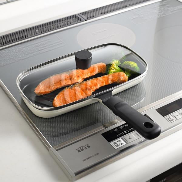 ＩＨ・ガス対応でおいしく焼けてお手入れかんたん。ガラスフタ付で調理具合が見え、ふっくら蒸焼きもかんたん。余分な油も落ちてヘルシー調理ができます。・奥行15cmのコンパクトサイズながら、本格的な焼き魚が楽しめます。・波型プレートなので、余分な...