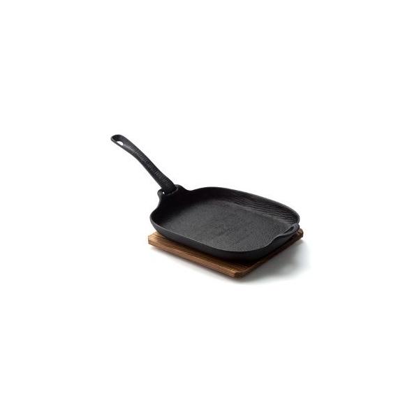 ■魚焼きコンロに入れて使える魚焼き皿■焼き上がったら木台にのせ食卓へ■表面のエンボス風凹凸でこびり付きを抑え魚だけでなくモチなどもふっくら焼ける■強火料理に適した南部鉄器で作られています■正しくお手入れをすれば100年は使えるエコな南部鉄器...