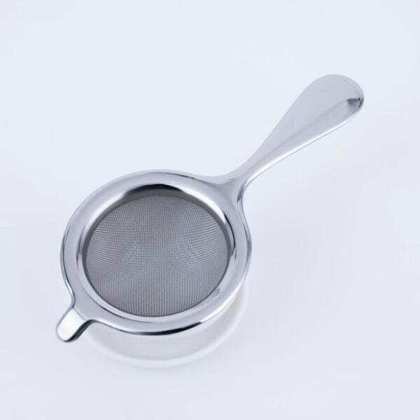 【商品名】青芳  CASUAL PRODUCT  デュール ティーストレーナーpor  ミラー  510625 【本体サイズ】W145×D65×H40mm【素材】18-8ステンレス,白陶器【商品説明】重厚感があるティーストレーナーセットです...