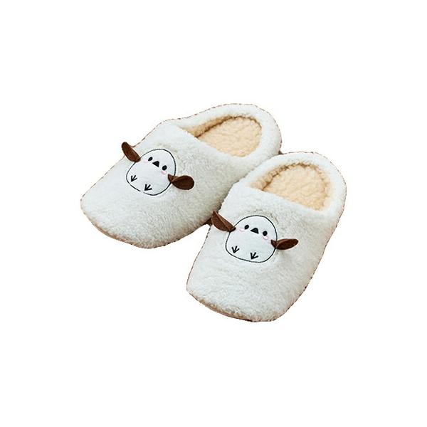 内側ボアで、あったか仕様のスリッパ！＊可愛いシマエナガのアップりケ付きスリッパ。＊底はパタパタしにきくい小音タイプ。＊滑り止め2カ所付きです。＊洗えません。【商品名】プラン堂　あったか小音スリッパ(シマエナガ)　あったかボア　冷え性　かわい...