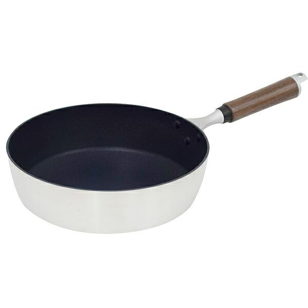 フライパンは焼くだけではなく、茹でたり煮込んだりといろいろな調理に使われています。そのため焼き面が広くて、深さのあるフライパンが求められます。ただそのような形状だと重くなり扱いづらくなってしまいます。そこで、焼き面を広く、深く、軽くするには...