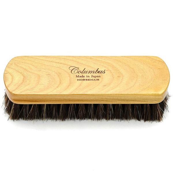 靴のお手入れに欠かせないホコリ落としブラシです。【サイズ】持ち手部分:約17cm×約5cm、毛足長:約2.8cm【重量】150g【素材・材質】馬毛【製造国】日本【広告文責】株式会社ルーマニア/03-5876-8031