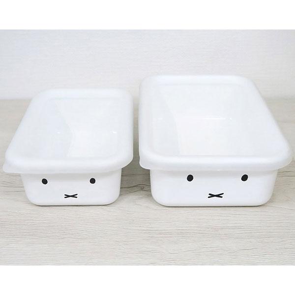 純白のホーロー製キッチンウェア。浅型角容器2点セット。S・M表裏でそれぞれデザインが異なります。【サイズ】Ｓ 14.5×9.5×5ｃｍ、Ｍ 17.5×11.5×5.5ｃｍ【容量】Ｓ 0.42リットル、Ｍ 0.74リットル【素材】本体　ほうろ...