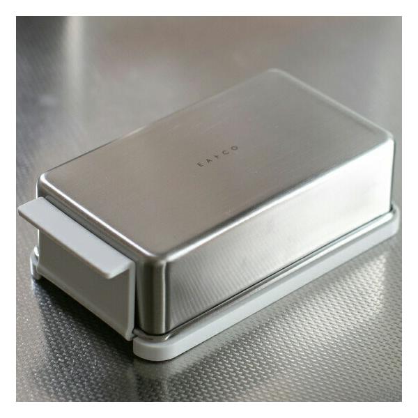 ステンレスと樹脂を組み合わせ、密閉性を高めたバターケース。保冷性がよく、新鮮さを保ちます。ステンレス製のフタで、臭いが付きにくく快適に使えます。トレーには切り分けしやすいようにラインが入っています。日本製（新潟県燕市）【サイズ】幅162mm...