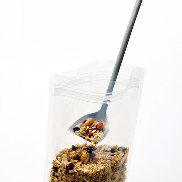 幅広の先端でグラノーラなどこぼれやすいものやヨーグルトなど水気のある食材もたっぷりすくえます。細長い容器などに快適に使える全長25cm。先端のふくらみで、梅酒などをすくうのにもぴったりです。持ち手の端は容器のフチに引っかけられる形状です。食...