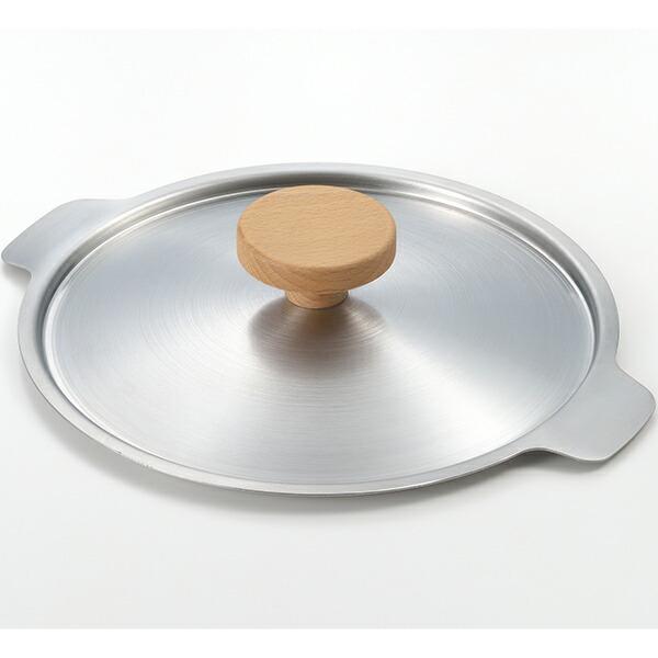 日々の調理で出番の多い片手鍋。丈夫でお手入れ簡単なステンレス製雪平鍋に、特徴的な口形状を付けました。注ぐときこぼれたり、尻まわりの無い独特の形状は、ステンレス加工の産地・新潟県燕三条の技術です。【サイズ】全幅190mm × 全長225mm ...