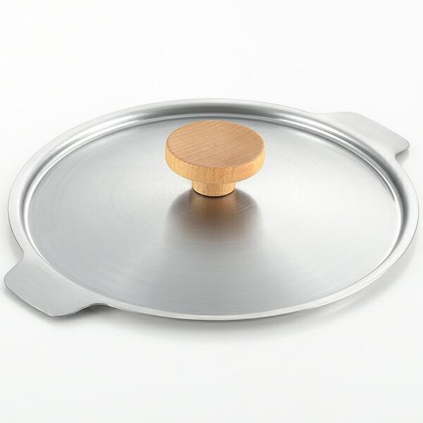 日々の調理で出番の多い片手鍋。丈夫でお手入れ簡単なステンレス製雪平鍋に、特徴的な口形状を付けました。注ぐときこぼれたり、尻まわりの無い独特の形状は、ステンレス加工の産地・新潟県燕三条の技術です。【サイズ】全幅208mm × 全長245mm ...