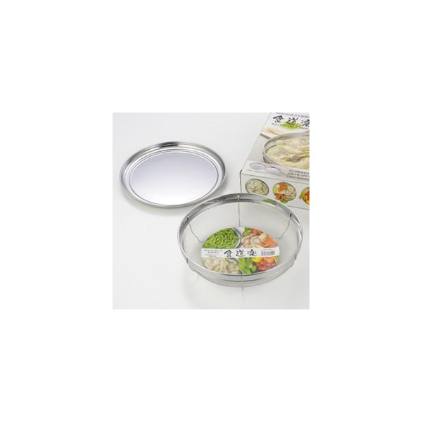 旬のお野菜をのせたり茹でものの湯を切ったり、何かと出番の多いザルセット。トレーが付いているから水切りも安心。ステンレス製でお手入れも簡単です。日本製。【サイズ】ザル：全幅250×高さ58mm、トレー：全幅260×高さ20mm【重量】270g...