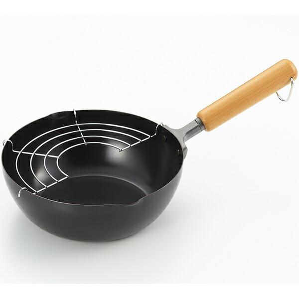 【鉄製】鉄製だから丈夫で長く使える、使うほどに油が馴染む。熱廻りの良い鉄製なので炒めものはシャキッと、チャーハンはパラっと仕上がります。【底面打出し加工】打出しなので底面の歪みが少なく、耐久性に優れています。【サイズ】全幅205mm × 全...