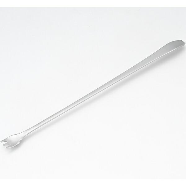 梅干しやレモンなどの果肉を潰して混ぜる酎ハイ用マドラー。先端がフォーク状になっていて、具材を差して入れられます。いつもの家飲みを、ワンランク上に演出。伝統と歴史ある金属加工の街・新潟県燕市で製造しています。【サイズ】全幅12mm × 全長2...