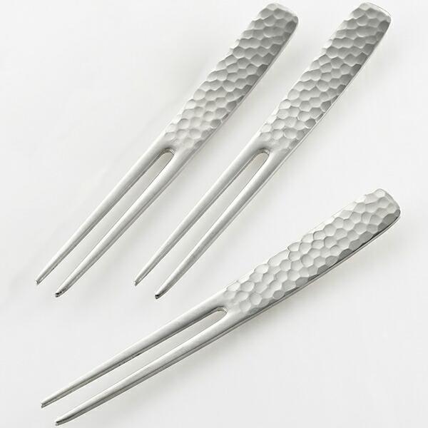 ひとくちサイズのおつまみに丁度いい、ピックフォーク。手に触れる部分は槌目模様の凹凸でつまみやすい形状。おつまみはもちろん、フルーツなどにも使えるピックです。素材は18-8ステンレス。錆に強く耐久性のある素材です。伝統と歴史ある金属加工の街・...