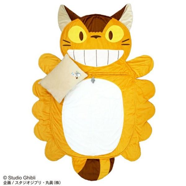 【ジブリ・となりのトトロ】とってもカワイイネコバスに包まれながらお昼寝できるシュラフ。ファスナーにはネズミのマスコットが付いていて、細部にまでこだわった商品です。トトロ刺繍の枕付き♪ネコバスと一緒にお昼寝してみませんか？※商品画像は撮影時の...