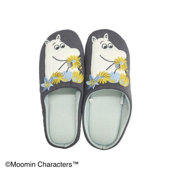 立体的な刺繍になっていてお花に寄り添うムーミンが可愛いルームシューズです♪※商品画像は撮影時の光や角度により、実物の色味と異なって見える場合がございます。予めご了承くださいませ。【リビング　スリッパ　ルームシューズ　室内履き　来客　ムーミン...