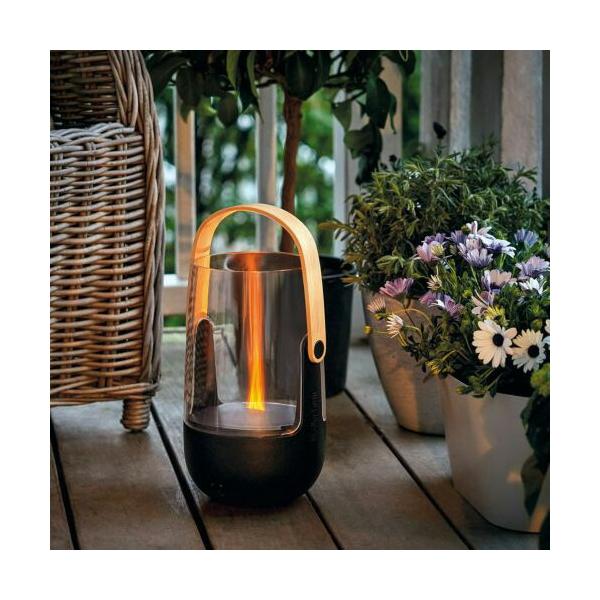 ディフューザーの冷たいミストを使用して炎のような演出をします。IP44 で屋外用のランタンとしてや、エッセンシャルオイルを使用した天然由来の虫よけにも最適です。機能：連続稼働、バッテリー 最大約11時間持続、調光可能なLED ライト（2 段...