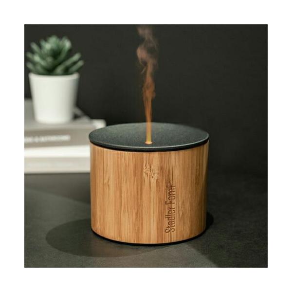 オイルと琥珀色の光が、ミストを炎のような演出にし、空間に穏やかな遊び心を生み出します。黒いアルミニウム製の蓋と、持続可能なバンブー製のボディがどんなお部屋にもマッチするデザイン。ライトの明るさは調節可能。IP44 の防滴規格と、最大約7 時...