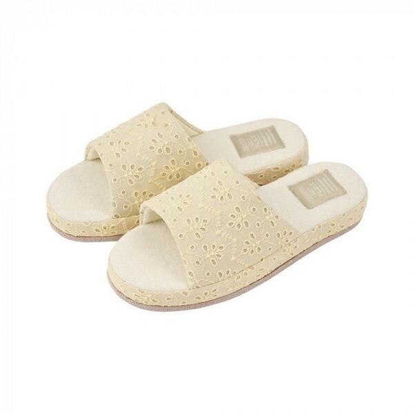 足に触れる中敷きはパイル素材で肌あたりが優しく通気性がよいので季節を選ばず使用OK。低反発中材が入っているので足が疲れにくく、厚底のぽってりとしたフォルムが足元を可愛くみせてくれます。手洗い出来るのでご洗濯して長く愛用していただけます。【商...