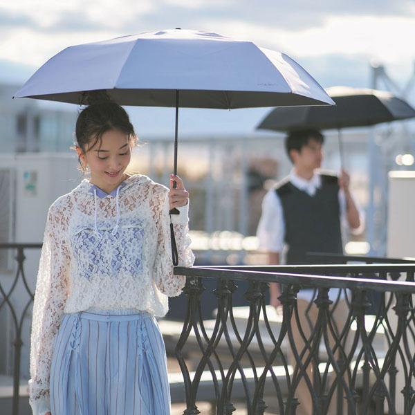 形が崩れにくい生地で使った後もすぐにまとまる。オールウェザータイプで晴れの日も雨の日も快適です。さらに、受骨がしなって風の衝撃に耐える丈夫な構造です。※形状記憶はドライヤー等、温風を当てなるなど熱を加えると半永久的に続きます。【骨数】6本【...
