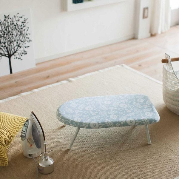 本体通気穴：本体に設けた無数の穴が、スチームを抜きます。だからパリッとキレイな仕上がりです。【サイズ】約W60×D36×H20cm【品質表示】表面布：綿・ポリエステル、天板：ポリプロピレン、クッション材：ポリエステル、脚部：スチール（粉体塗...