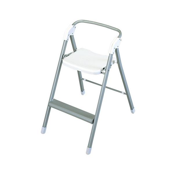 重量わずか2.7kg。とっても軽い。踏み台にもなるキッチンチェア。高い位置のモノを取り出したり、エアコンや換気扇等のお掃除をするときは、脚を広げて踏み台に。脚幅を狭くすればキッチンチェアになり、皮むき等、調理の下ごしらえも楽な姿勢でできます...