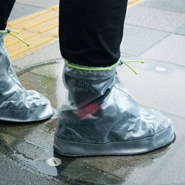 突然の雨でも安心。お気に入りの革靴やスニーカーをしっかりガードする、頼れるレインカバー。軽量でコンパクト、専用ケース付きだから持ち歩きもラクラク！【いつでも備えて、足元スマート】イベントやお出かけ時の突然の雨、自転車での通学・通勤中の急な降...