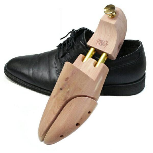 大切な靴をいつまでも美しいフォルムのままで…。シューキーパーは靴の型崩れやソールの反り返りを防ぐことができます。また、木材にアメリカ産アロマレッドシダーを使用していますので靴内の湿気を吸収し、自然で爽やかな独特のいい香りが靴に臭いを中和して...