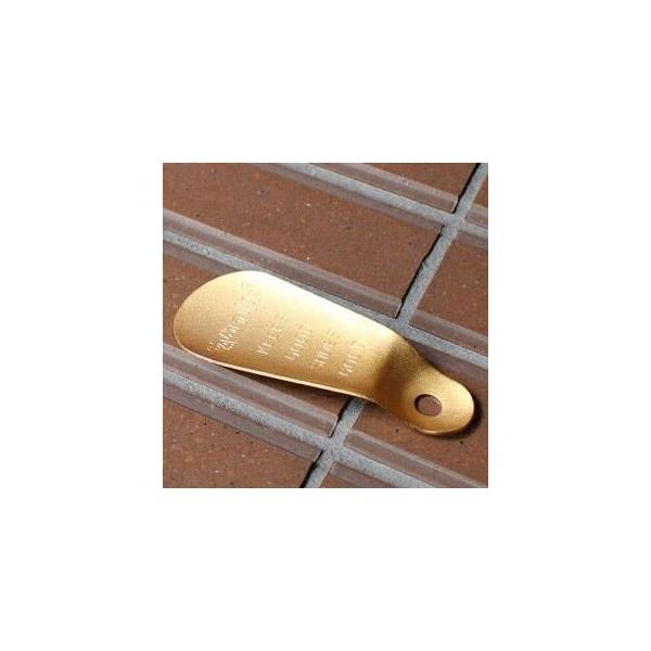 ちょっとオシャレな靴べら。キーホルダーなどと一緒に携帯しやすいです。※2014/10/22、日本テレビ情報番組「ＰＯＮ！」で【サムティアス　短ヘラ　ゴールド】が紹介されました。【サイズ】(約)39mm×94mm【材質】真鍮(しんちゅう)【生...