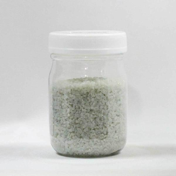 アイボリー    フリット150g   膨張係数90 ブルズアイのフュージング用 フリットです。粒の大きさは３種類あります。150gのフリットは小分けの容器でお届けさせていただきております。※こちらの商品は欠品の場合がございます、その場合ご...